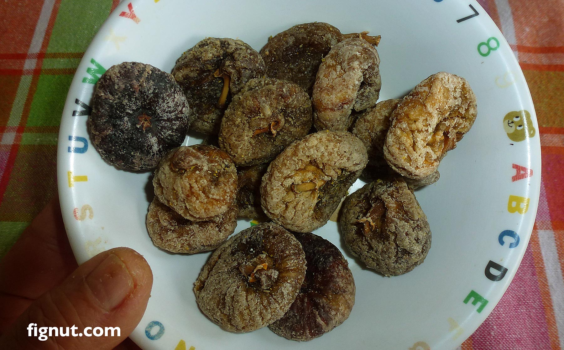 Dried Figs Stuffed With Almonds, Coated In Dark Chocolate (Easy Recipe ...